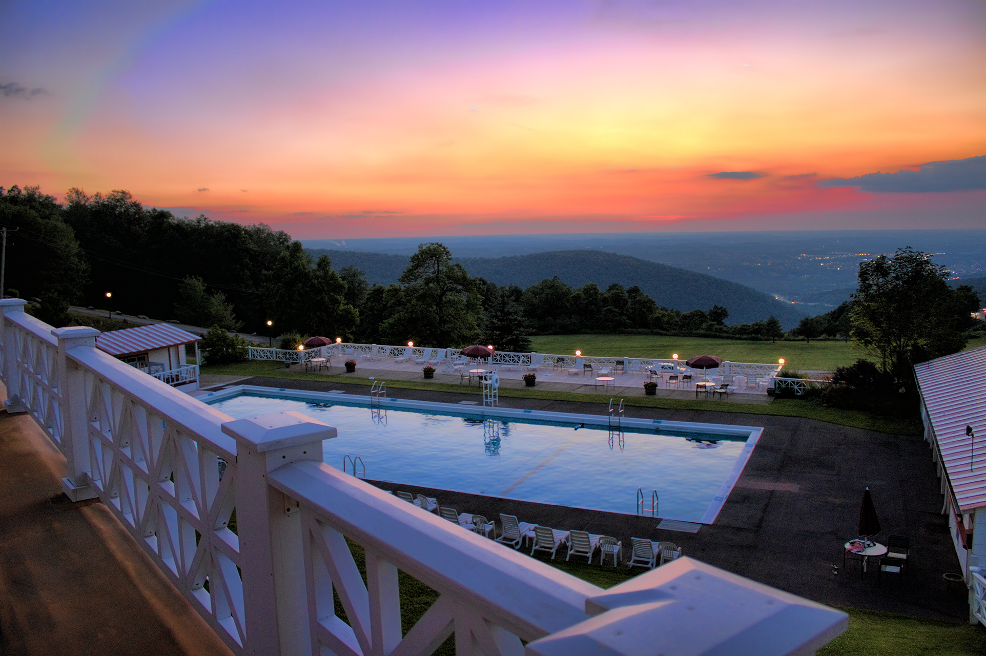 Summit Inn Pool Sunset | The Historic Summit Inn Resort
